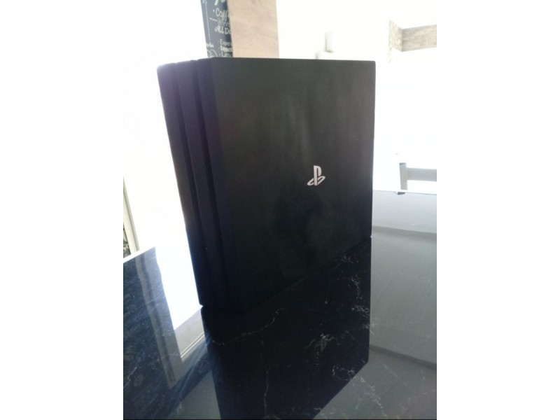 Play Station 4 pro 1TB