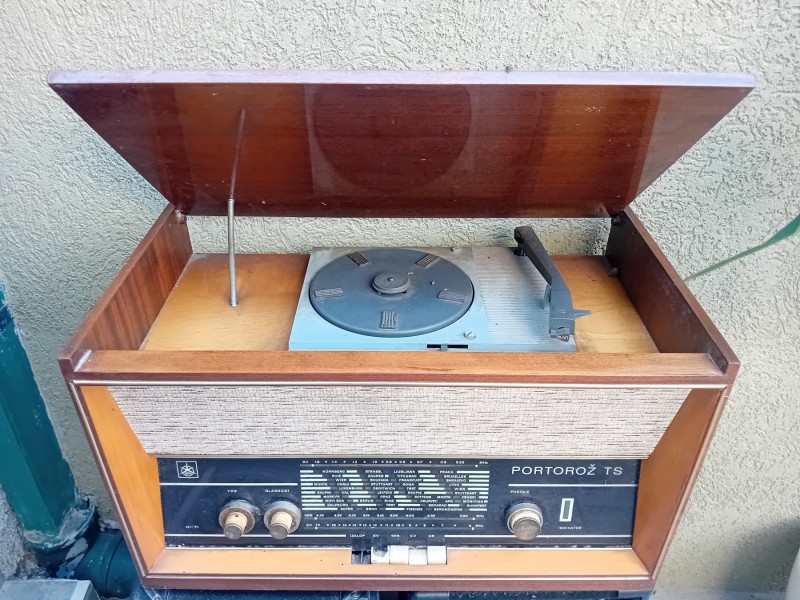 Radio gramofon Iskra Portoroz TS Lampas iz 60 ih god.