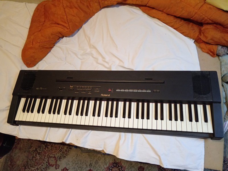 Roland digital pianino