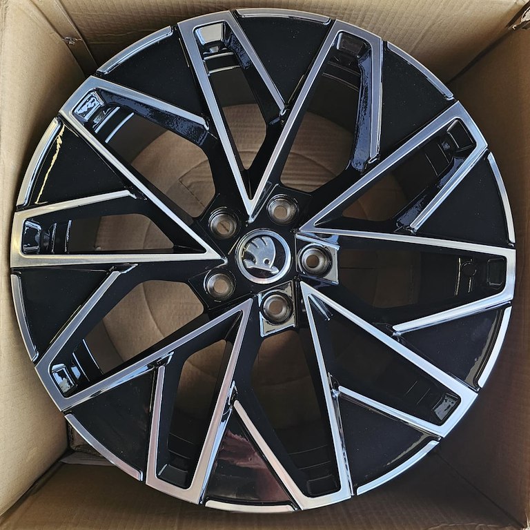 ALU FELNE
8j x18 ET44 5x112