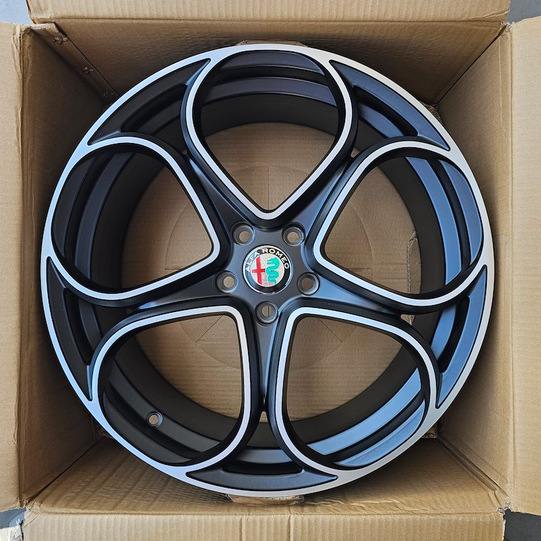 ALU FELNE
8j x19 ET34 5x110