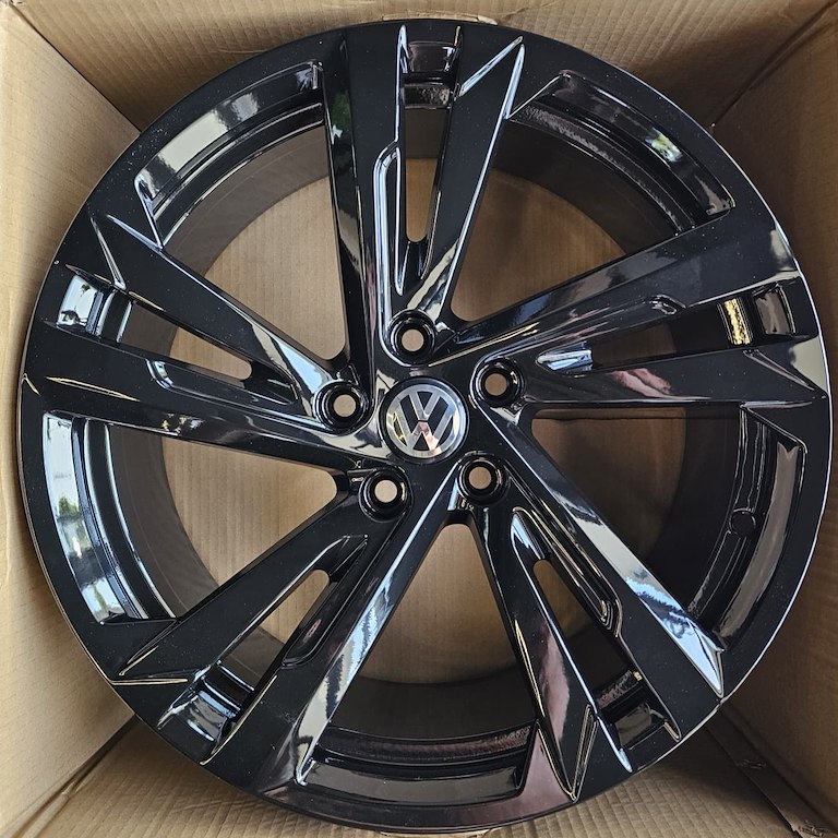 ALU FELNE
8J x18 ET41 5X112