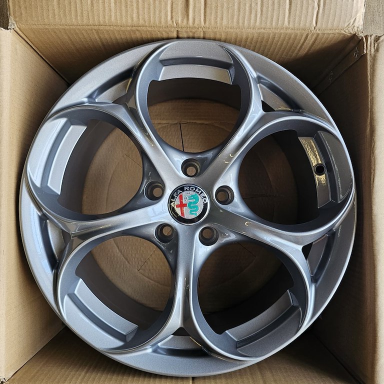 ALU FELNE
7.5J x17 ET33 5X110