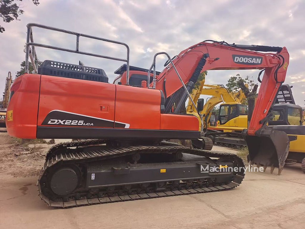 Doosan DX225 bager guseničar