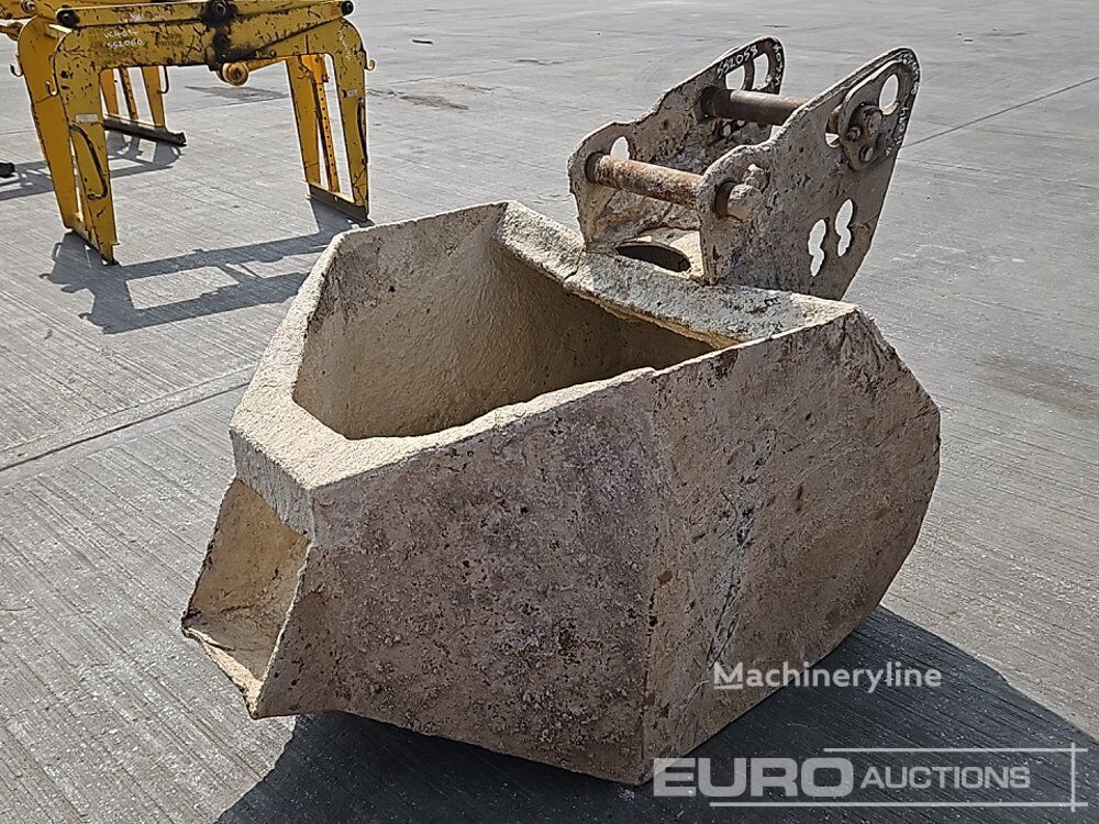 Prodaje se 40" Concrete Pouring Bucket 65mm Pin to suit 13 Ton Excavator kašiku za bager na aukciji