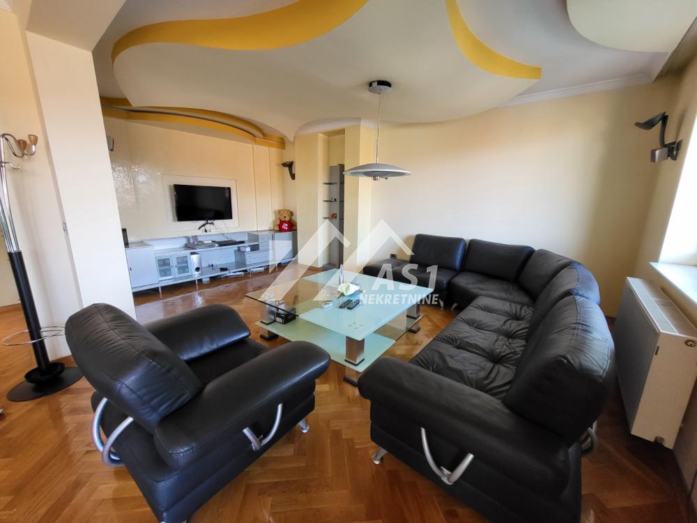 IZDAJE SE LUX TROSOBAN STAN U CENTRU-GARAZA ID#5199
1.200 €