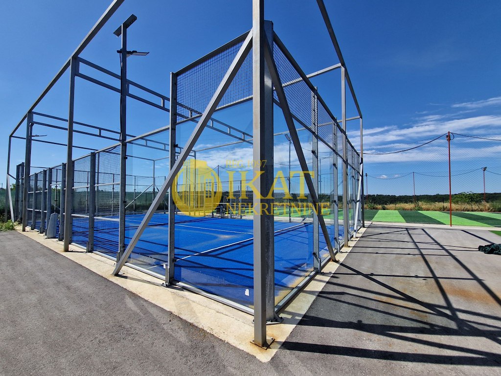 Sportska hala i tereni, Rušanj, 2000m2, NOVO ID#13659
5.000 €