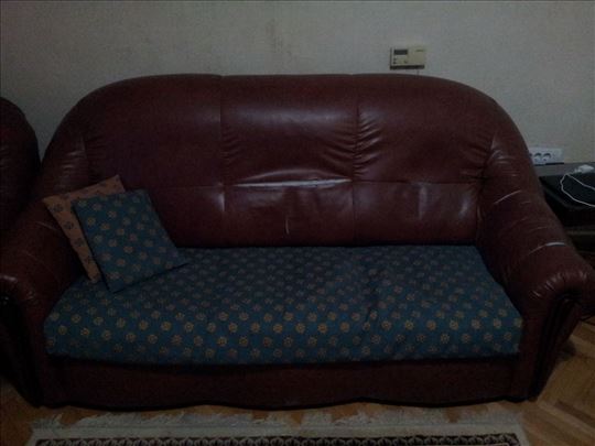 masivan polovan trosed sa mehanizmom i dve fotelje