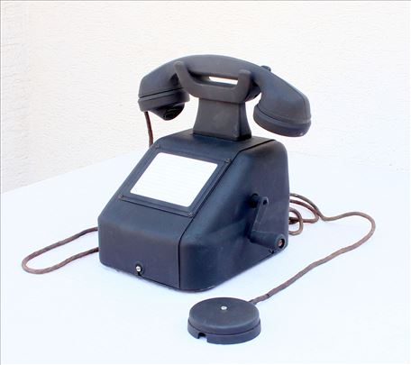 Stari induktorski telefon.