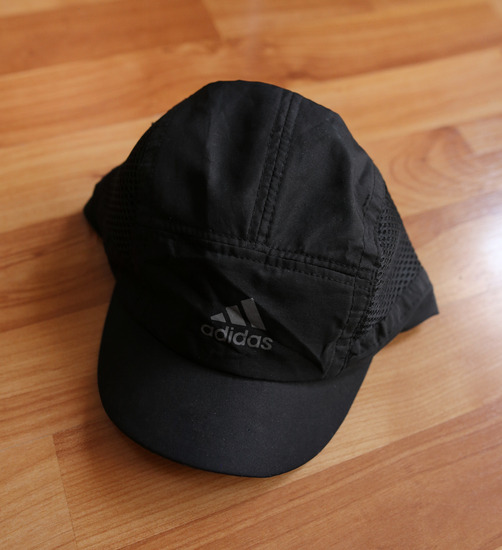 Adidas crni kačket