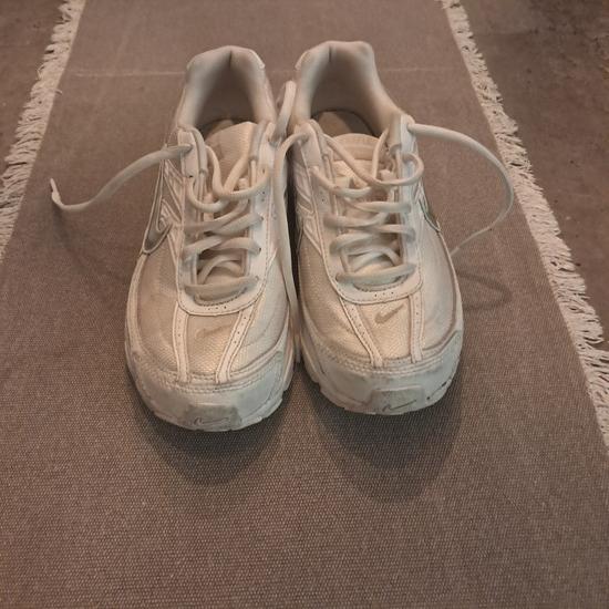 Bele nike patike