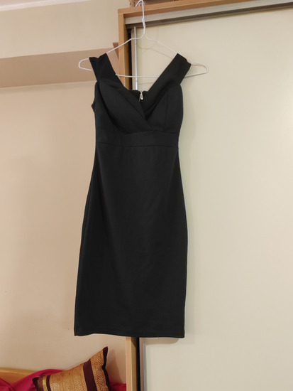 Crna off shoulder haljinica