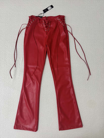 Fashionnova crvene pantalone