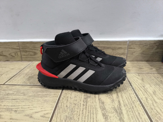 Adidas traxion duboke patike 35
