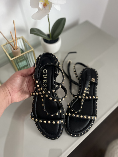 Nove Guess sandale 37