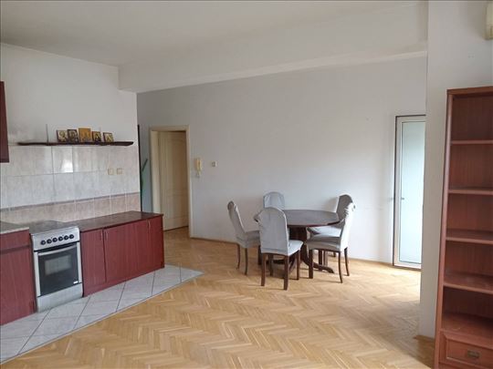 Odličan dvoiposoban stan u blizini centra