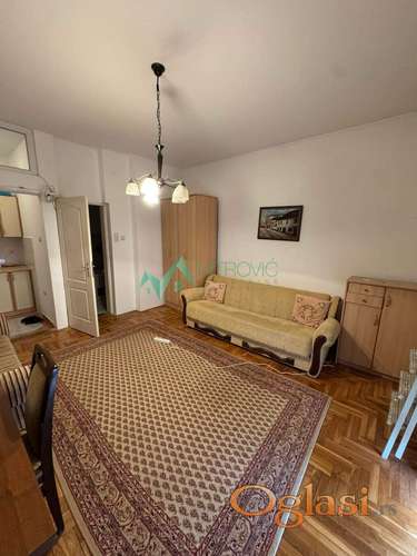 Potpuno opremljena garsonjera sa terasom, u samom centru Novog Sada (šifra oglasa:9101841)