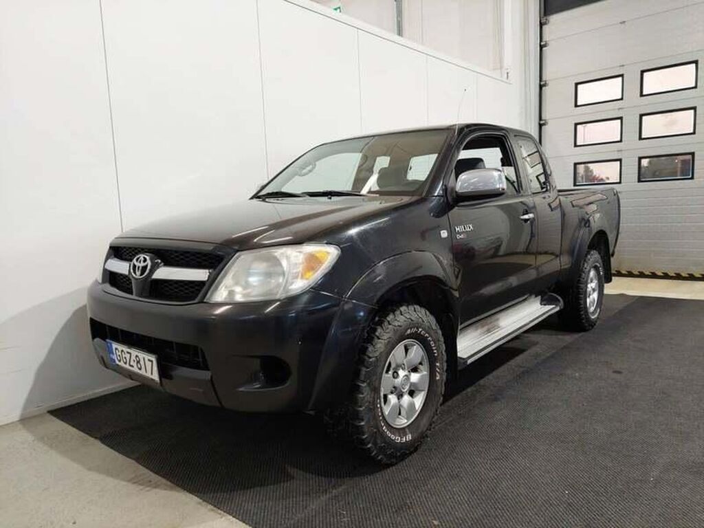 PLASTIKE U TOVARNOM PROSTORU. ZA TOYOTA HILUX | Svi delovi za Toyota