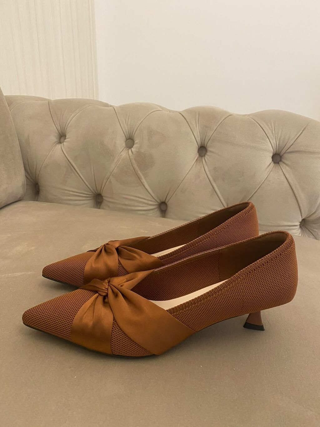 Elegantne ženske cipele na malu štiklu (kitten heel), u toploj