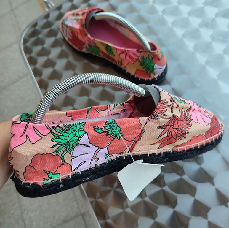 Espadrile sa cvetnim printom - Veličina: gaziste 24,5 cm – odgovara