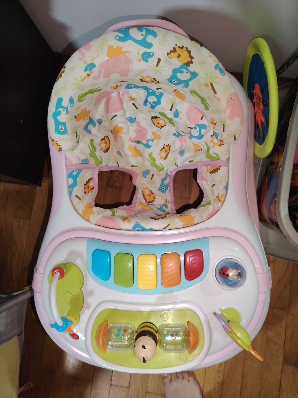 Hodalica za bebe URBAN – pink/bela - Udobno sedište sa naslonom i