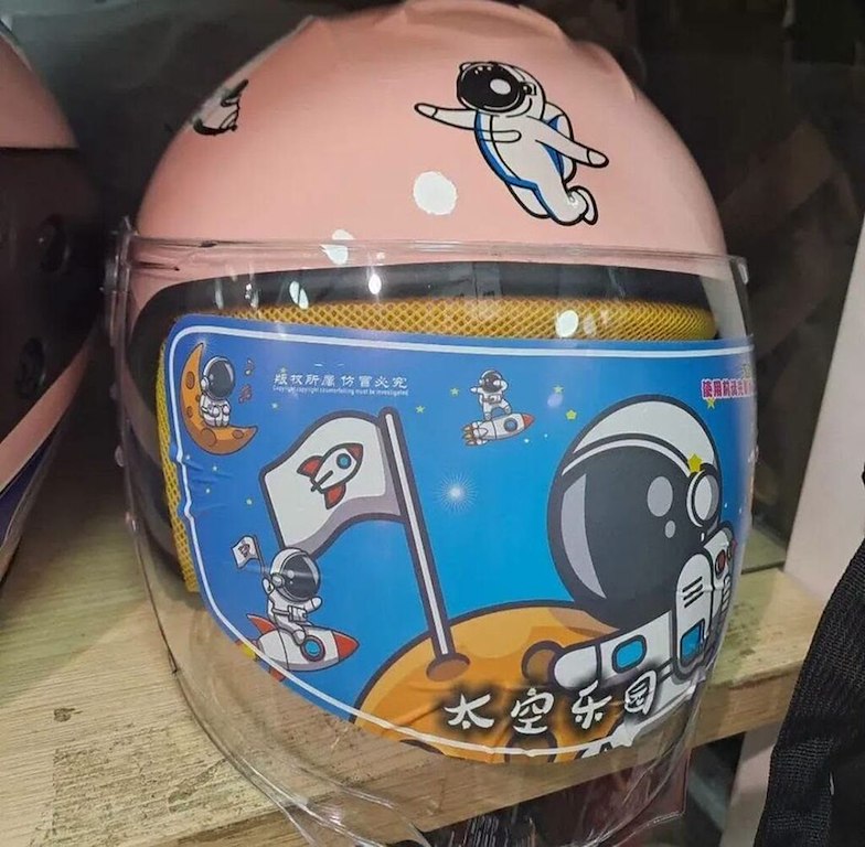 Decije moto kacige kao prave. Predivna kaciga sa astronaut motivima