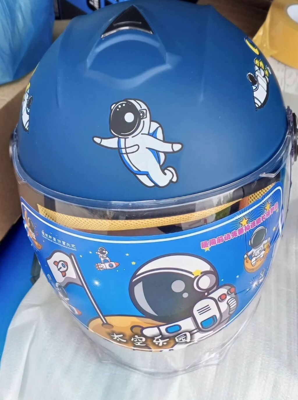 Decije moto kacige kao prave. Predivna kaciga sa astronaut motivima