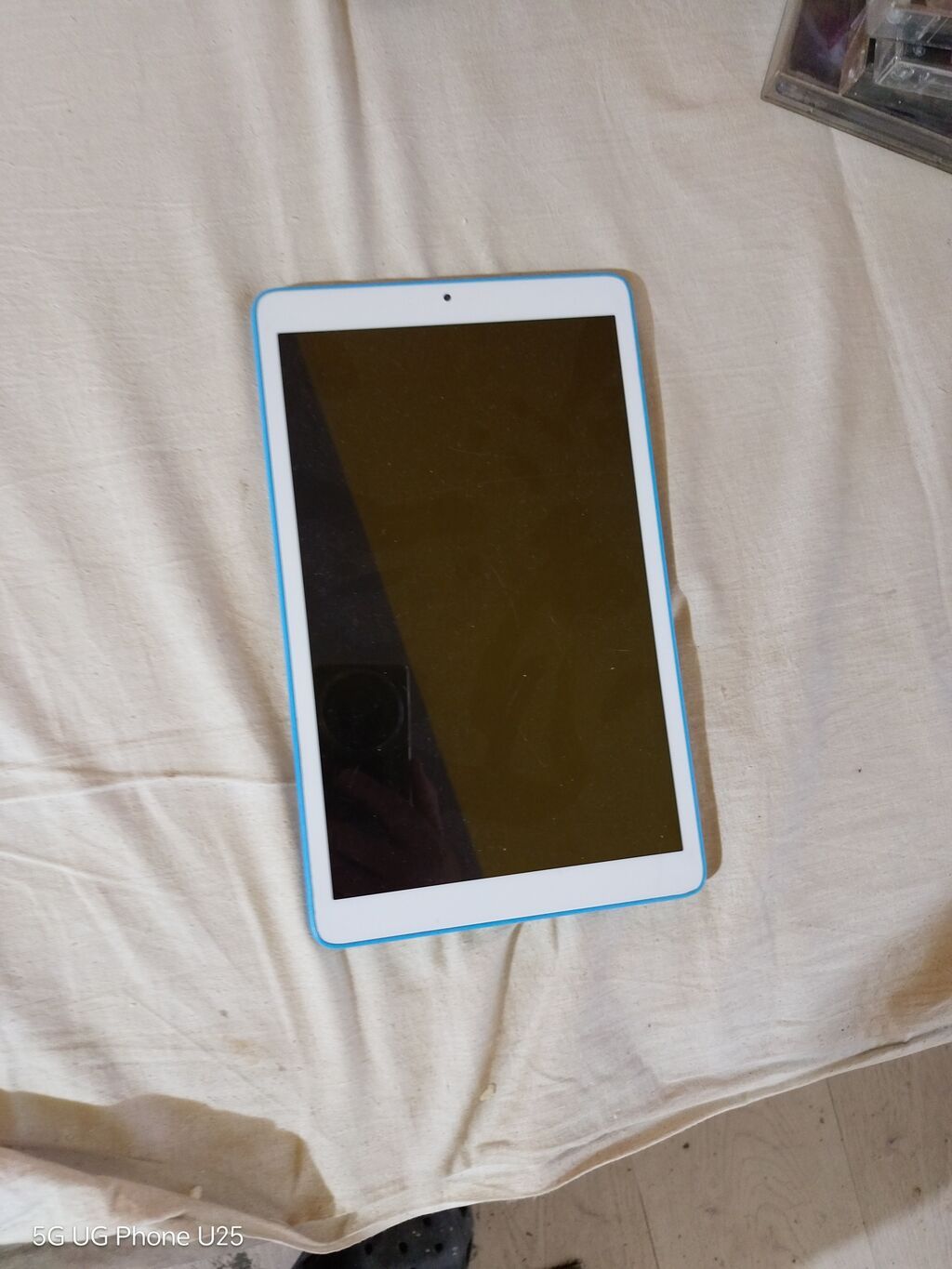 Alcatel tablet – beli, sa plavim okvirom ekrana - Ekran oko 8 inča sa