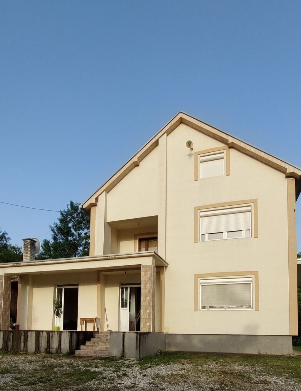Porodična kuća sa prostranim placem i voćnjakom, u mirnom, zelenom