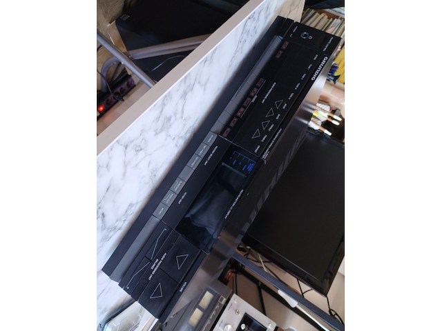 GRUNDIG Procesor Stereo Amplifer V8300