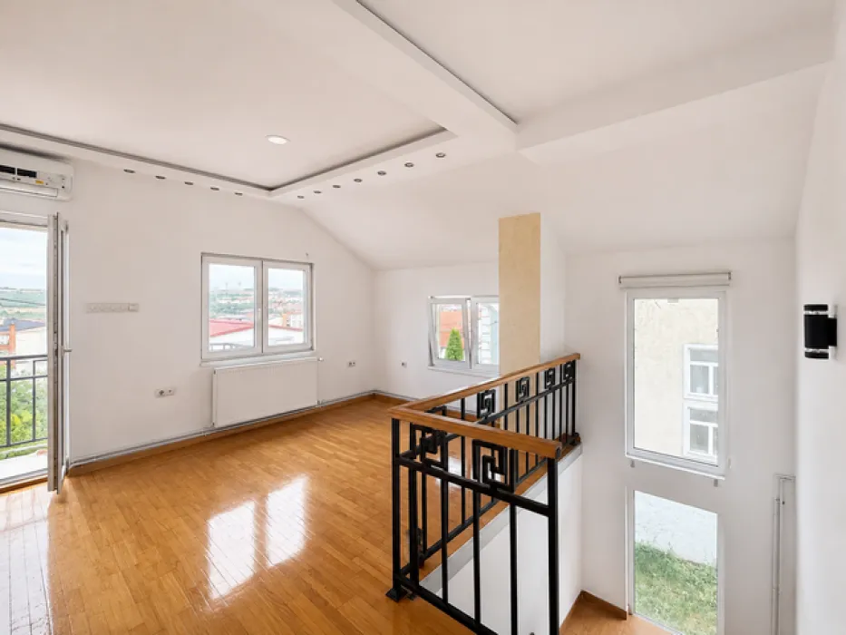 Izdavanje, kuća, 240m², Zvezdarska Šuma, Zvezdara Sve Podlokacije