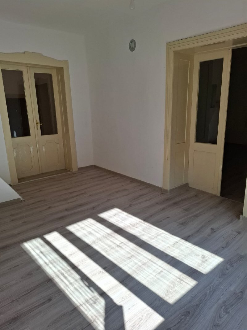 Salonska kuca + garaza + podrum