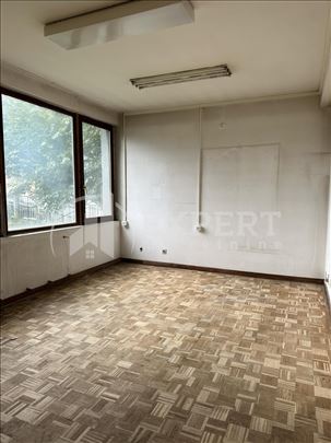 Izdaje se poslovna zgrada u Prokuplju, 1590m2!