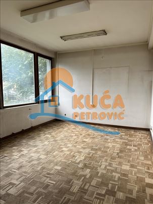 Izdaje se poslovna zgrada u Prokuplju, 1590m2!