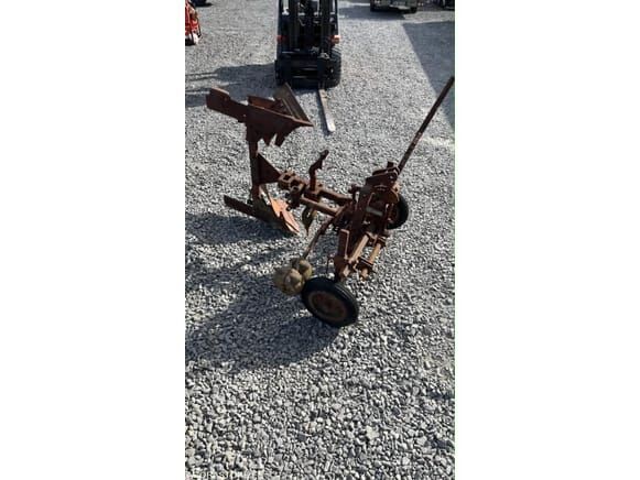 Prodaje se Souchu Charrue SOUCHU pour Tracteur plug na aukciji
