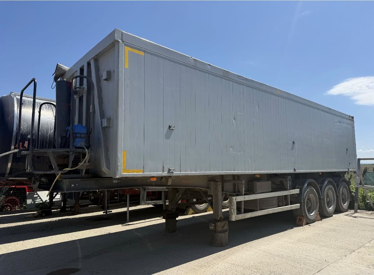 Prodaje se Trailis S55 poluprikolicu kipera na aukciji
