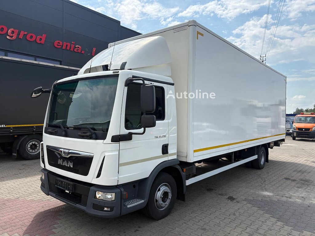 MAN TGL 12.250 IZOTERMA + WINDA izotermni kamion