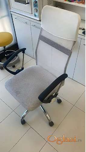 Ergonomska kancelarijska stolica sa mrežastim naslonom