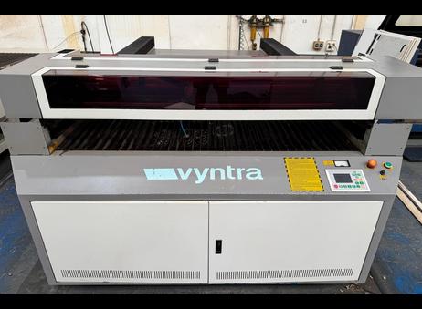 Industrijska mašina za lasersko sečenje CO₂ DEKCEL 150 W – radna površina 2.650 × 1.450 mm – kompletan proizvodni paket