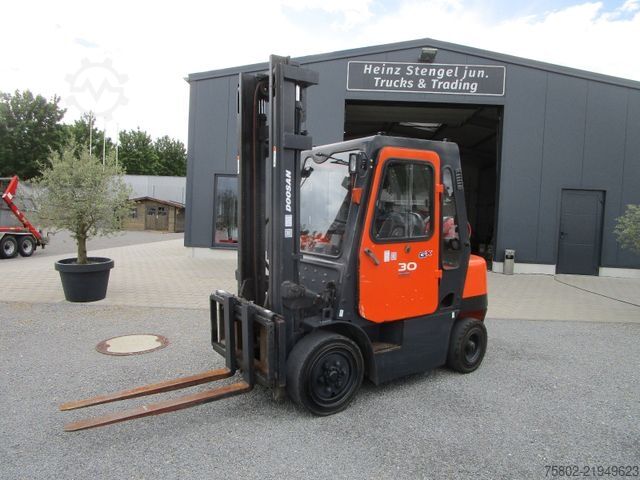 Viljuškar sa prednjim utovarivačem
DOOSAN G30G *Seitenschieber+Hubkraft 3to.Kabine+Gas*
