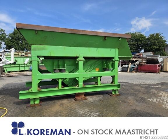 Kleemann bunker sa vibracionim padobranom
Kleemann hopper with vibrating chute