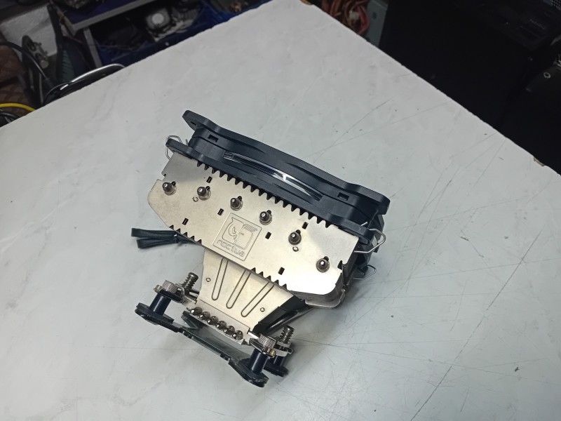 Noctua kuler NH-C12P SE14 za Intel,ven thermaltake led