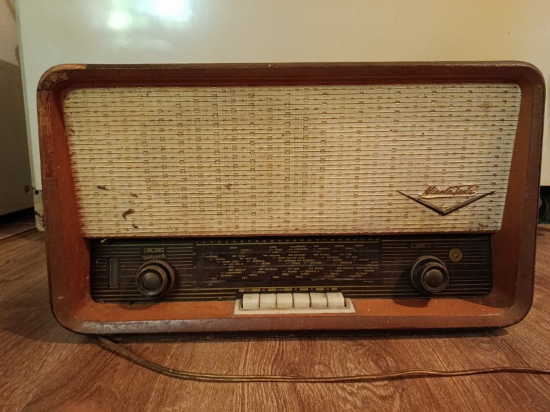 Stari radio NIKOLA TESLA T 302