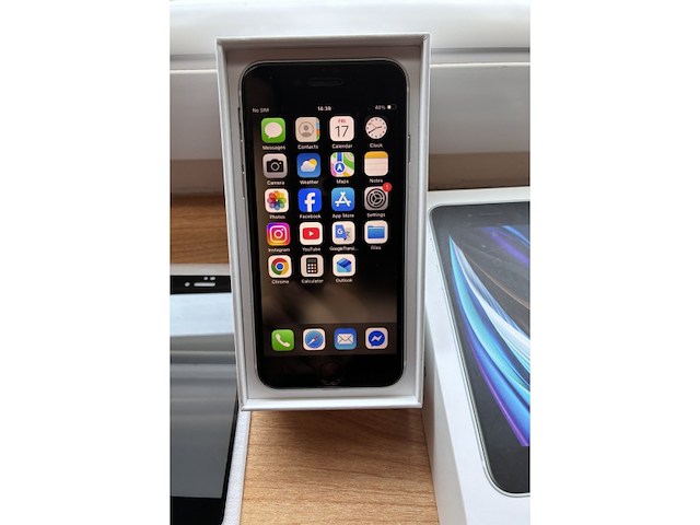 Iphone SE 2, FULL OPREMA, u odlicnom stanju!