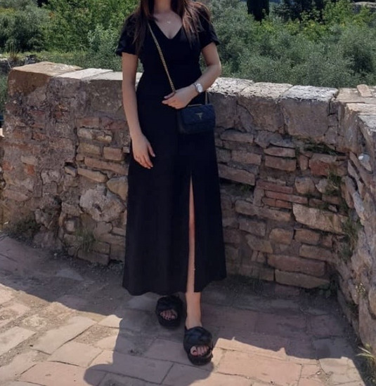 Crna haljina sa slicem