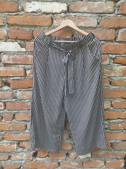 Zara pantalone 7/8 kao nove