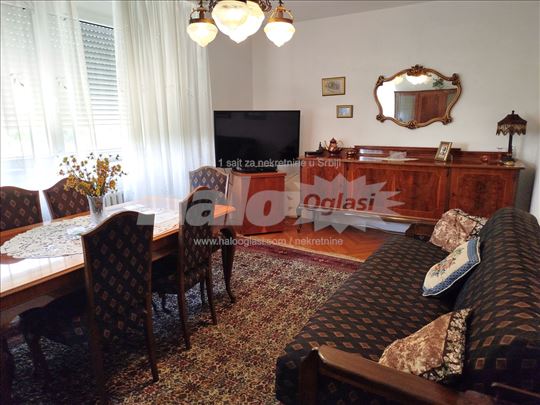 Karaburma, trosoban komforan stan
