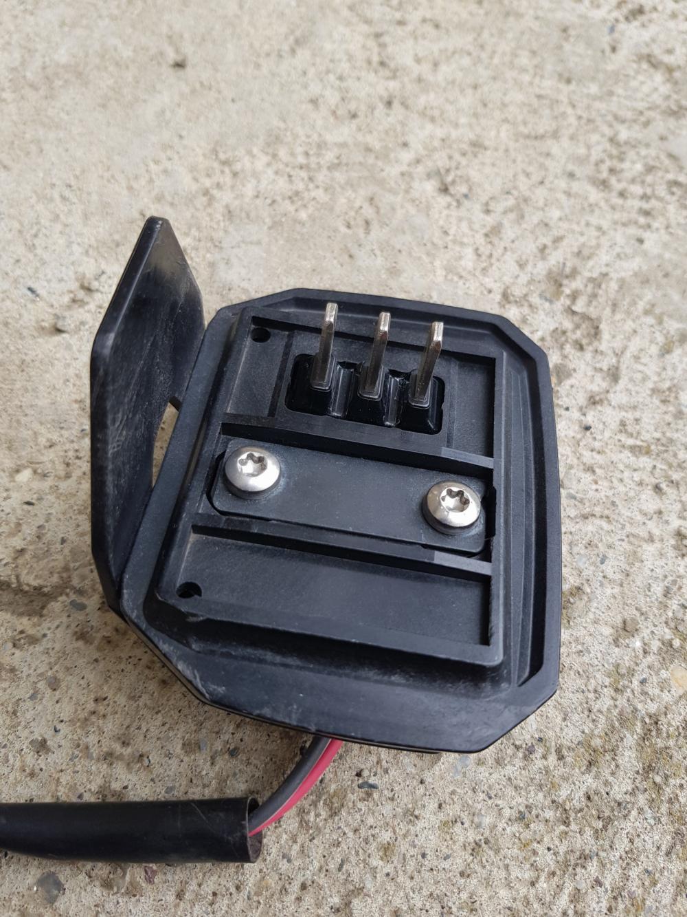 Nosac Baterije na Ramu Bic Yamaha Motor 3 kontakta