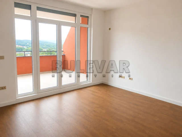 JEDNOSOBAN STAN – PENTHAUS, 55 m² u kompleksu Zelena Oaza, Bubanj, Kragujevac