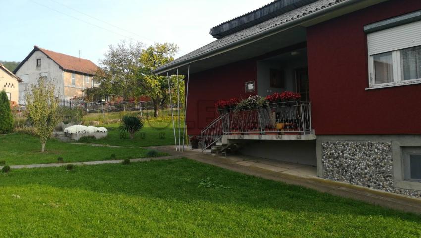 Retko u ponudi!  Odlično  seosko domaćinstvo, kuća 140m2, pomoćni objekat, plac  57.36ari, Stanci ko